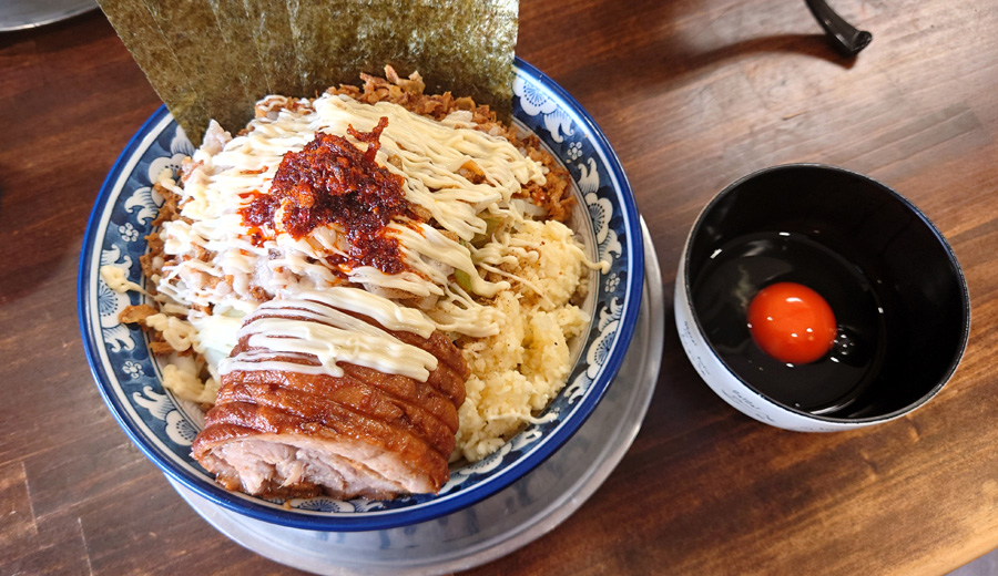 JR木更津駅すぐ、二郎インスパの行列店 ラーメン 豚39で頂く大ボリュームまぜそばに特大豚を堪能 | 孤高の千葉グルメ